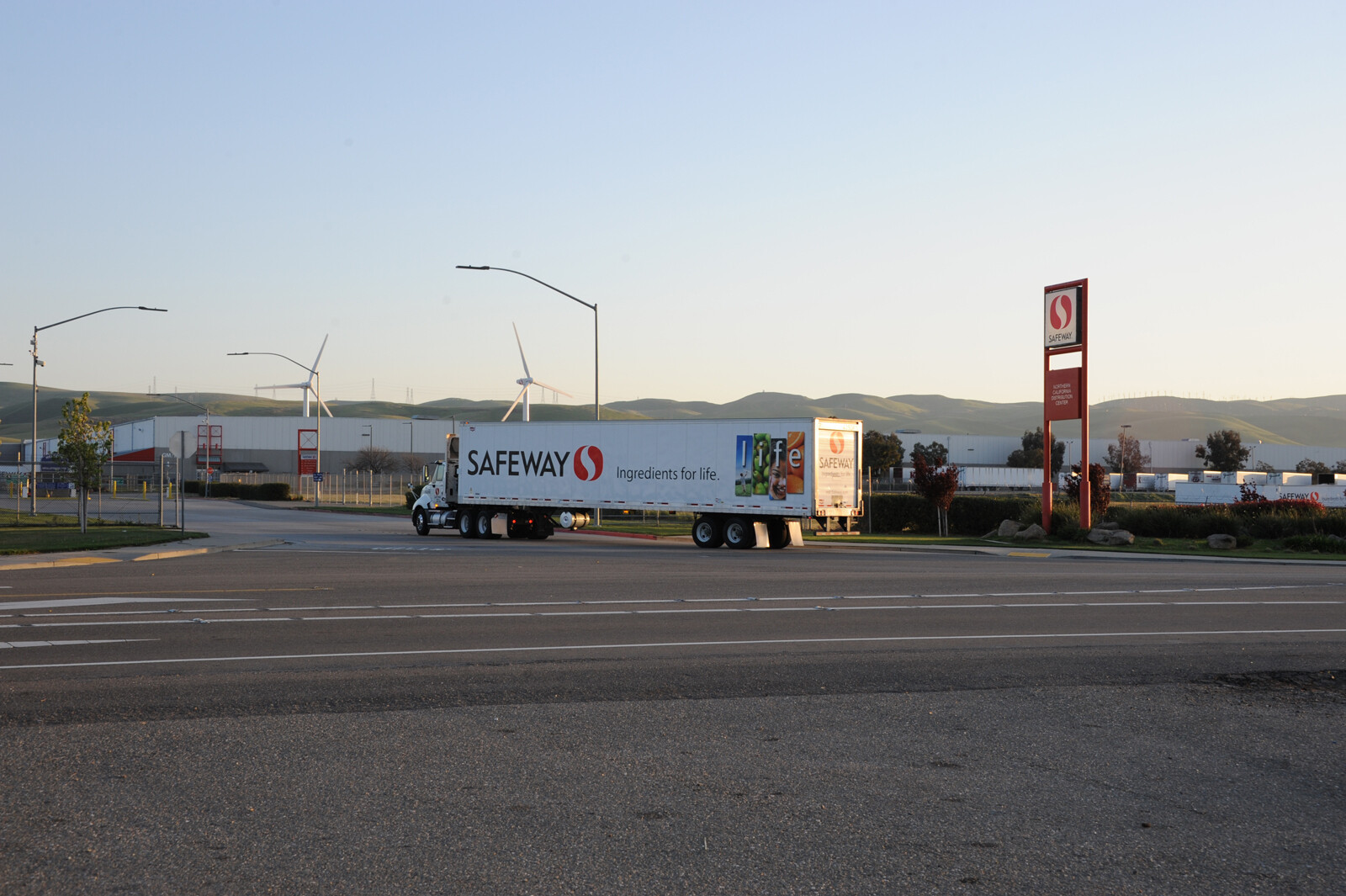 Safeway Tracy Distribution Center | The Center for Land Use Interpretation